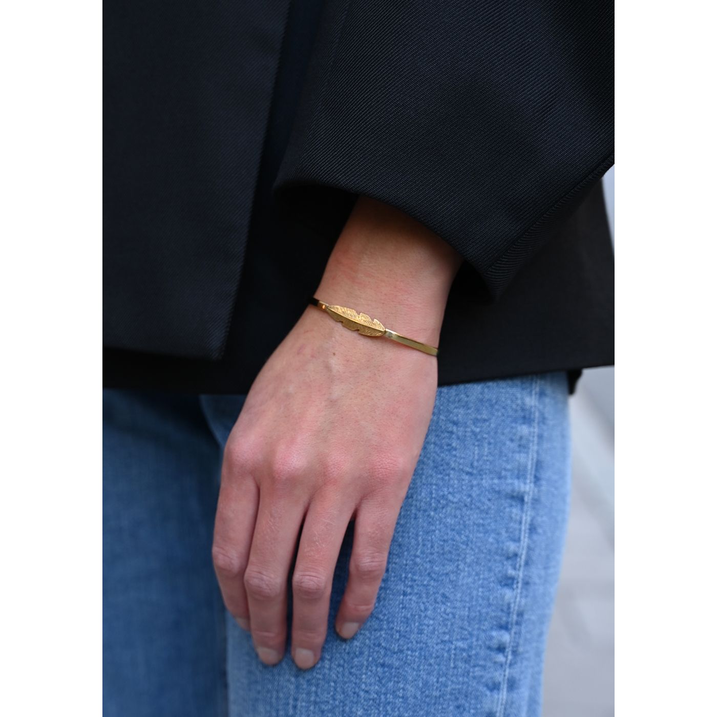 Armband guld stelt fjäder, Syster P | Arkivet